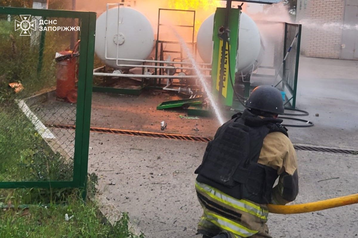 Росіяни повторно вдарили по АЗС у Запоріжжі, коли там працювали вогнеборці